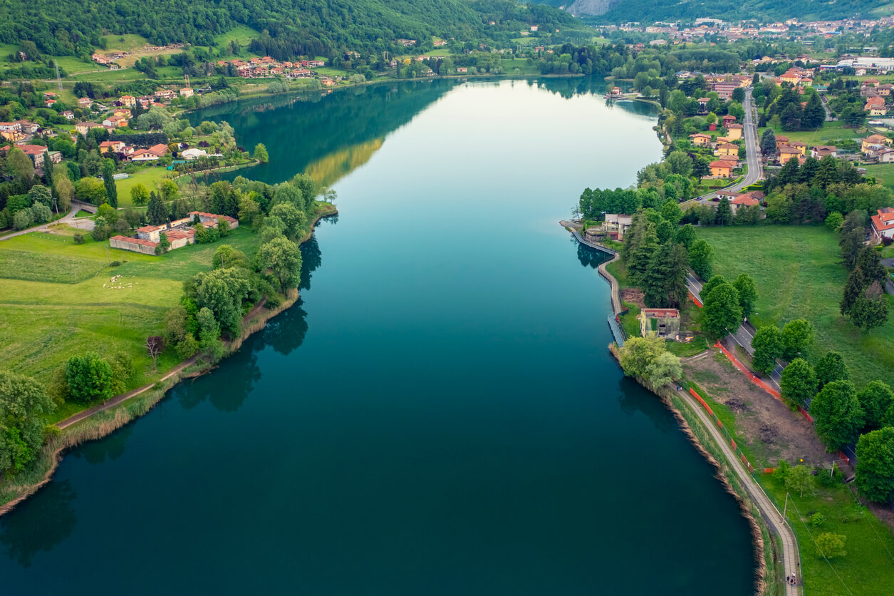 Passeggiate lungo lago fino ai piedi di un antica fortezza: vicino ...
