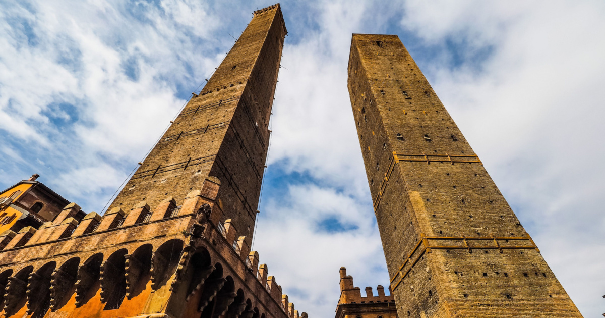 Si staglia imperiosa nel centro di Bologna e con i suoi 100 metri d ...