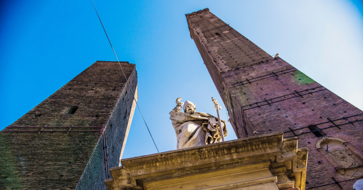 Si staglia imperiosa nel centro di Bologna e con i suoi 100 metri d ...