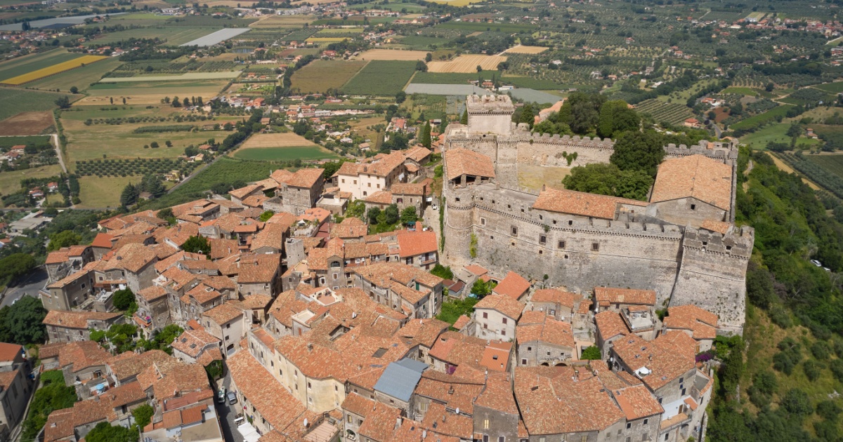 Domina la valle di Sermoneta da secoli: questo affascinante castello ...
