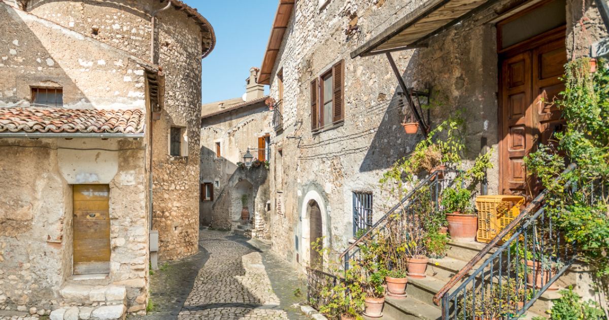 La roccaforte dei Caetani ancora oggi sorveglia il borgo del Lazio ...