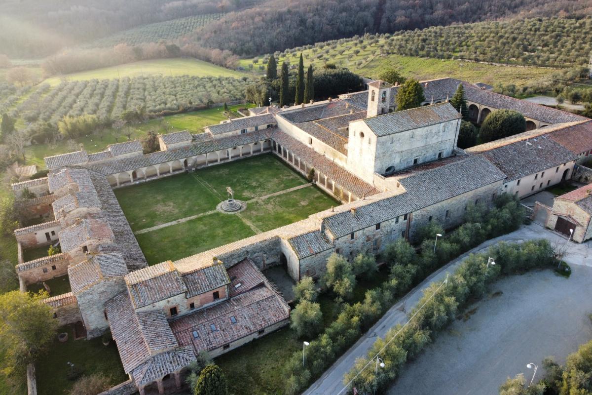 È una vera certosa delle meraviglie a due passi dal centro di Siena: è ...