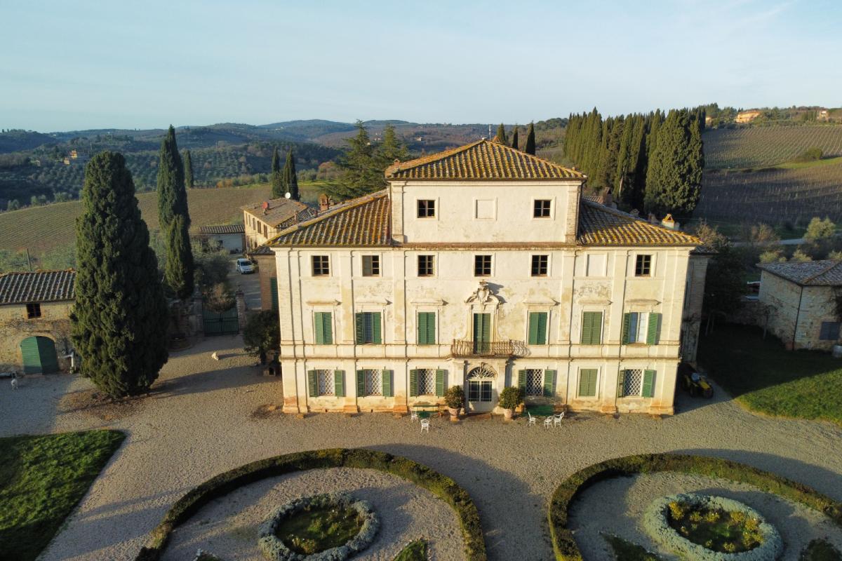 È una vera certosa delle meraviglie a due passi dal centro di Siena: è ...