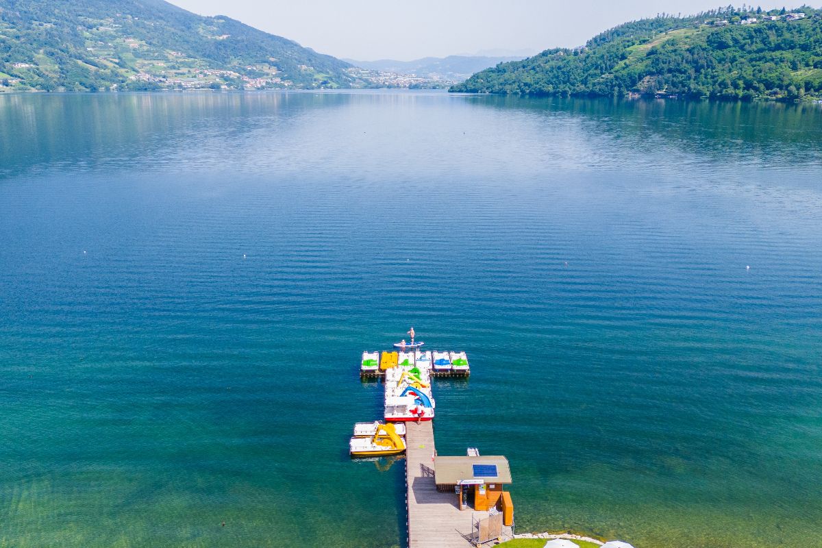 A 20 km da Trento sembra di essere al mare ma sei tra le Alpi: il lago ...