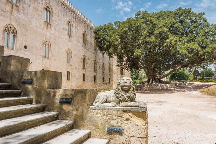 A 20 chilometri da Ragusa c'è il castello delle 122 stanze e dell ...
