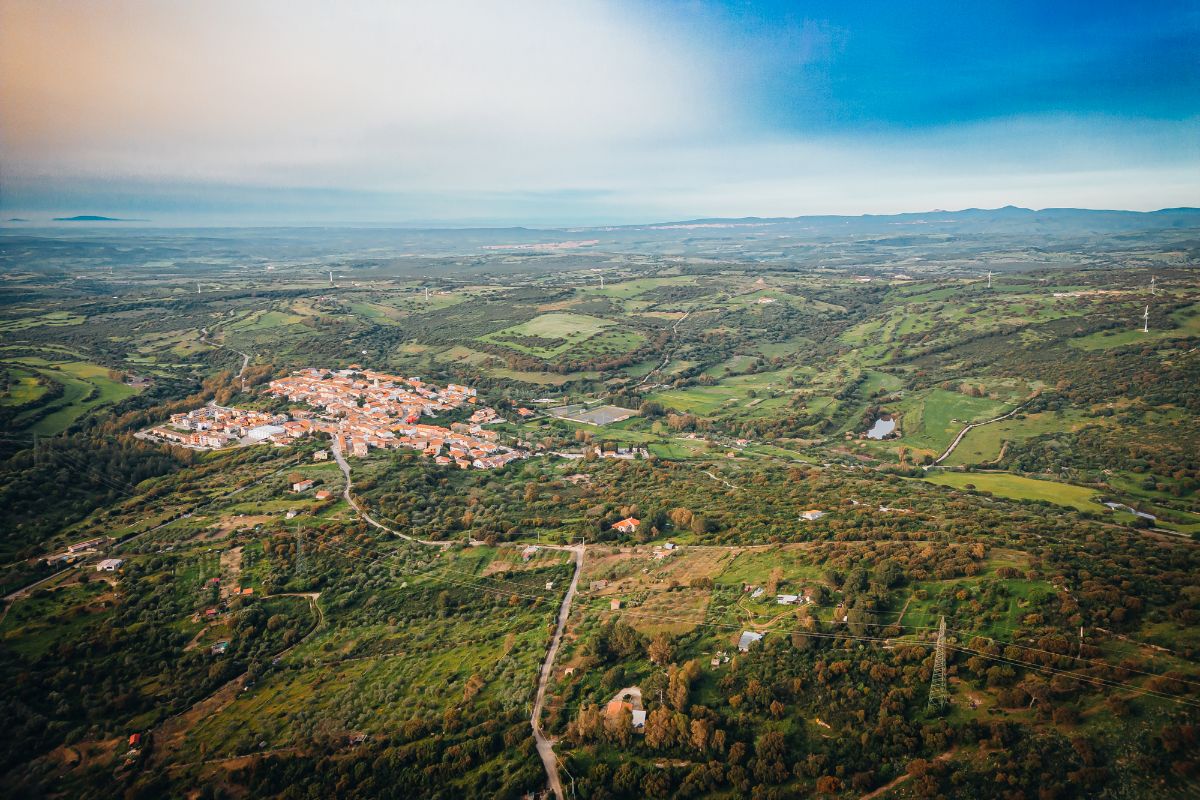 20 km da Alghero e 27 da Sassari: dal nome sembra greca ma è in Sardegna
