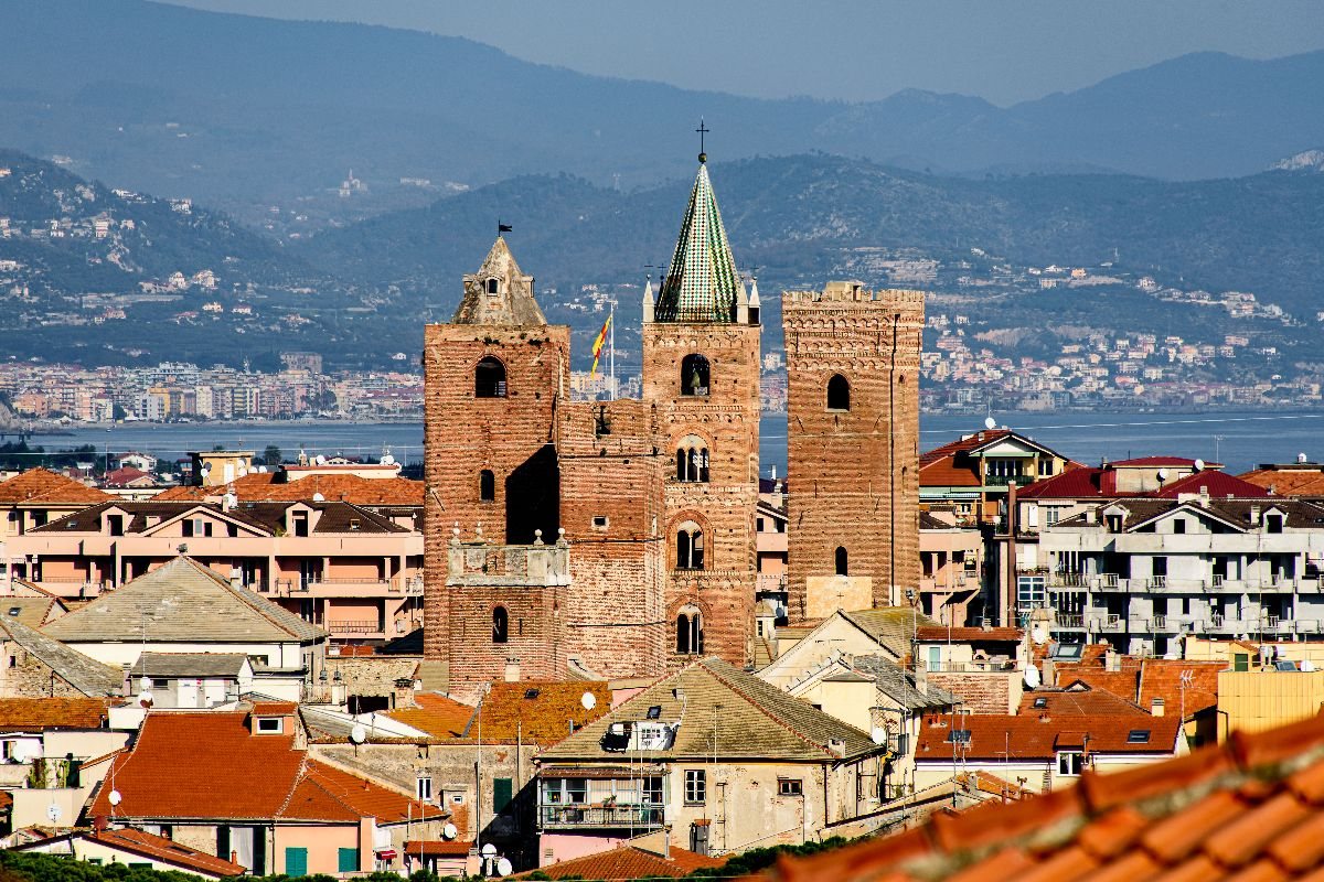 La chiamano la città delle 100 torri rosse: qui trovi anche il relitto ...