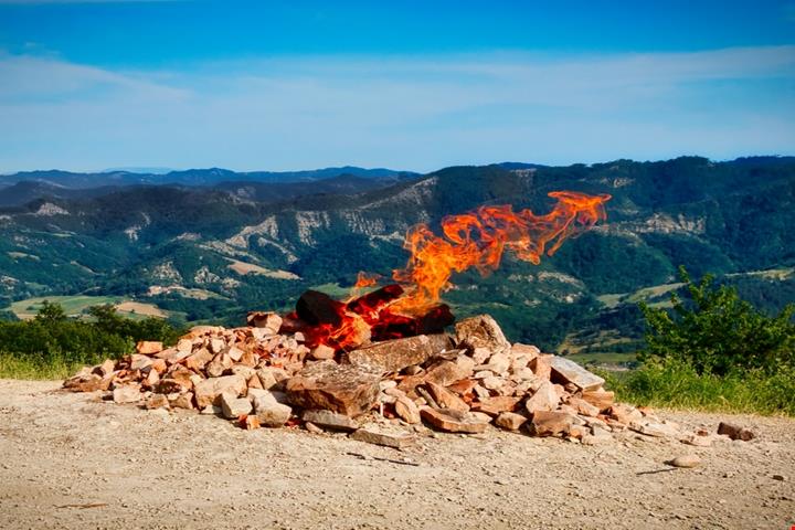 È il più piccolo al mondo e si trova in Italia: questo 'vulcano-non ...