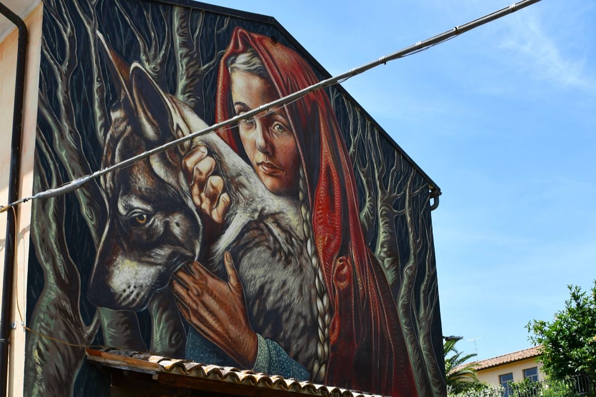 Ad un'ora e mezza da Roma c'è il borgo dei murales tornato a vivere ...