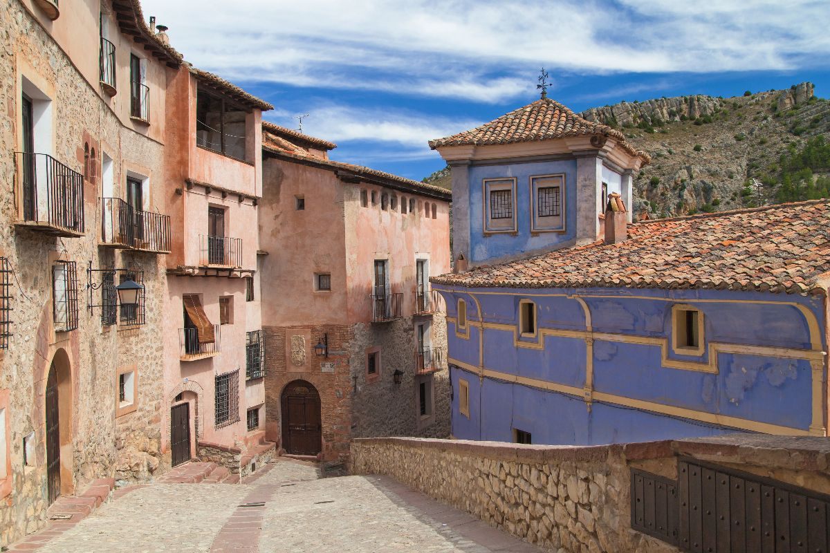 Questo borgo color cipria è un gioiello segreto così bello che sembra ...
