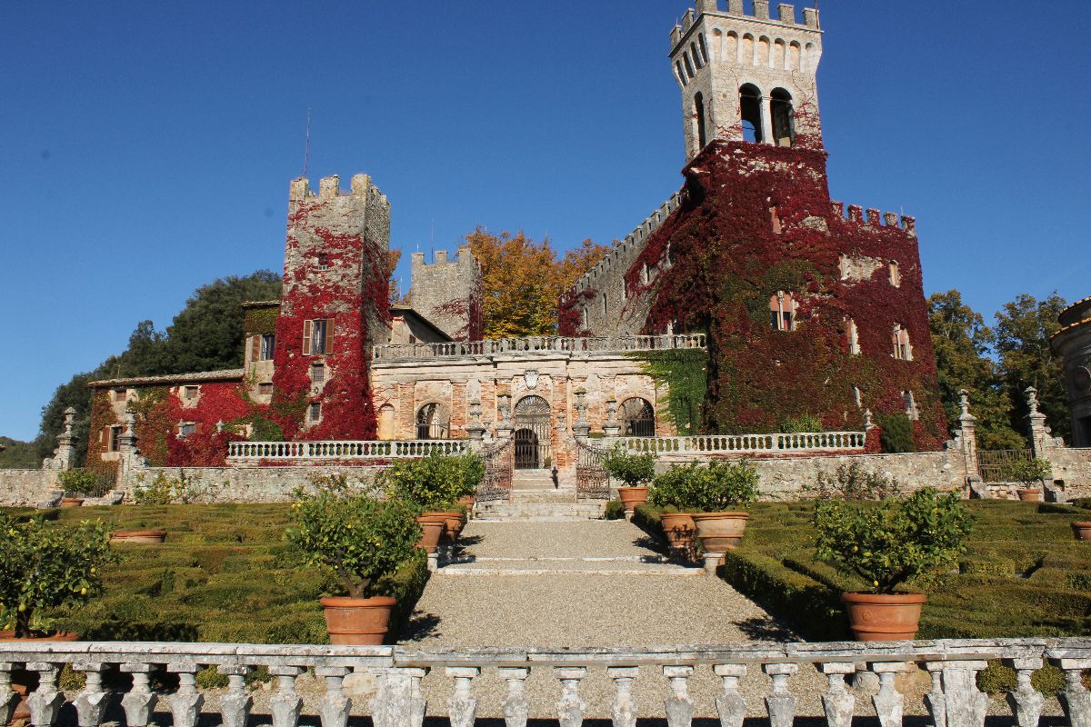 A 30 minuti da Siena c'è un castello incredibile: è tra i luoghi più ...