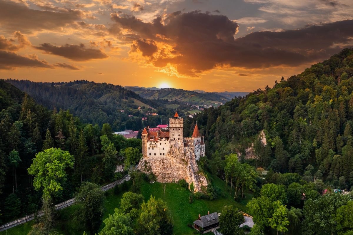 Ha più di 700 anni e mette ancora i brividi: il castello di Dracula, il ...