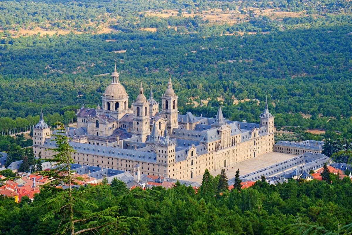 Il più grande monastero al mondo ha 4000 stanze: si trova in Spagna, ma ...