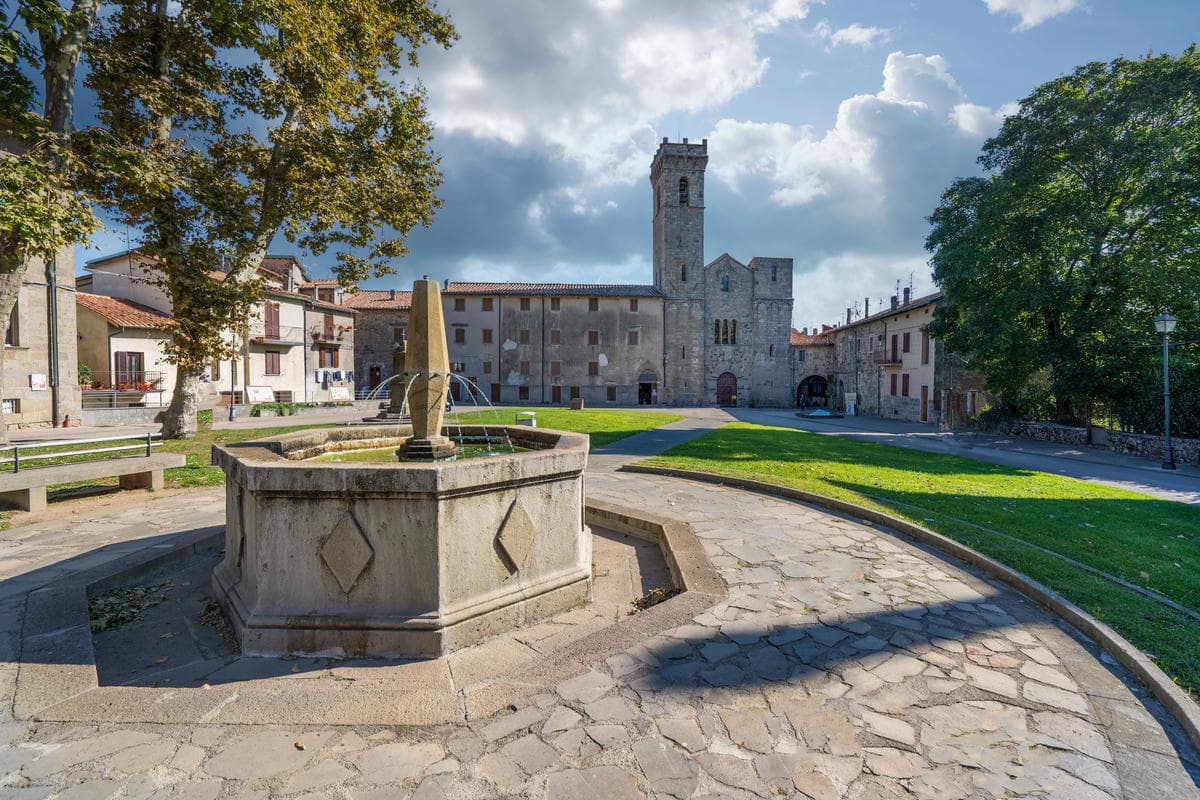 Diventato famoso con un antico monastero, questo borgo tra i boschi è ...