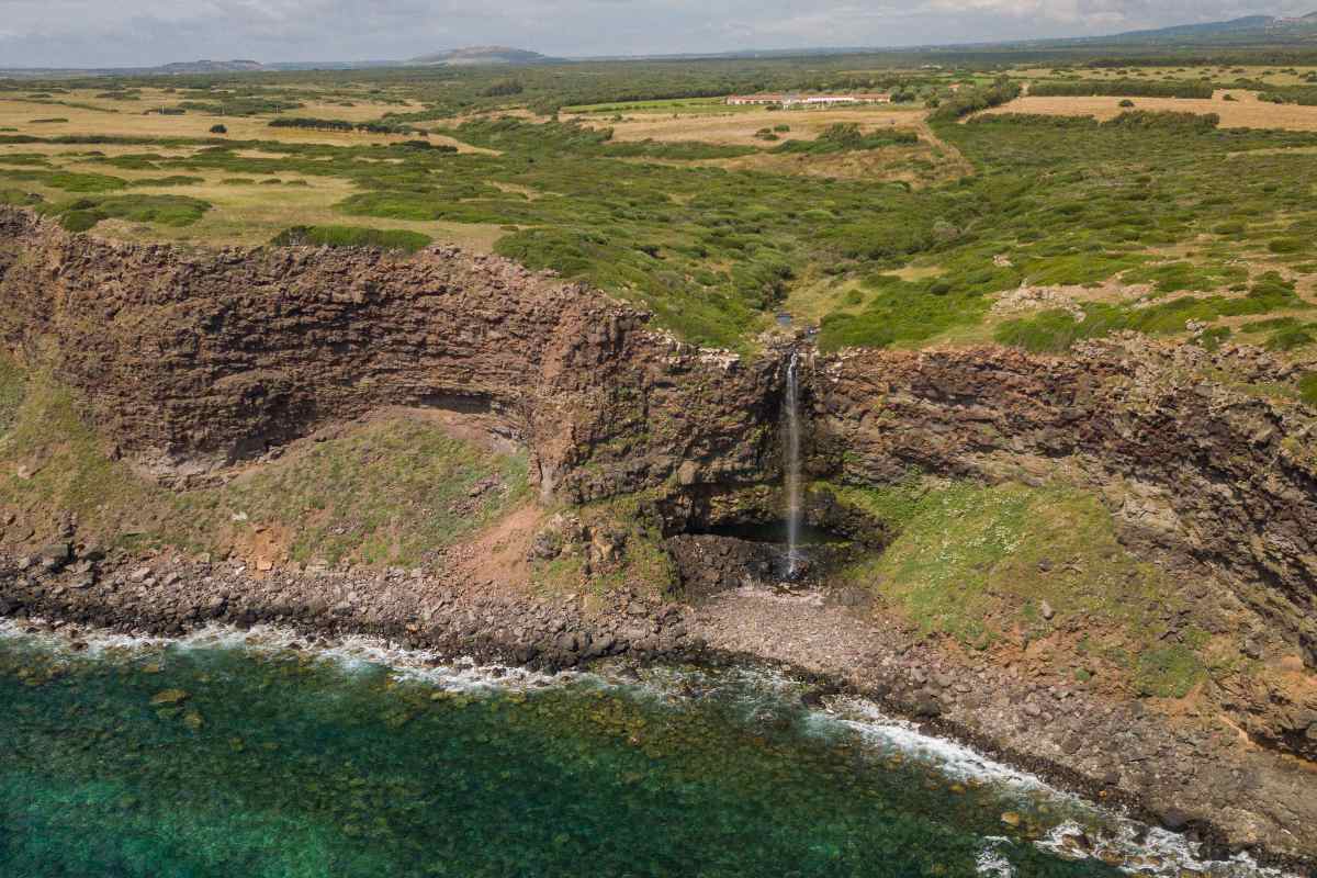 Un salto nel vuoto di 40 metri direttamente nel blu: l'incredibile ...