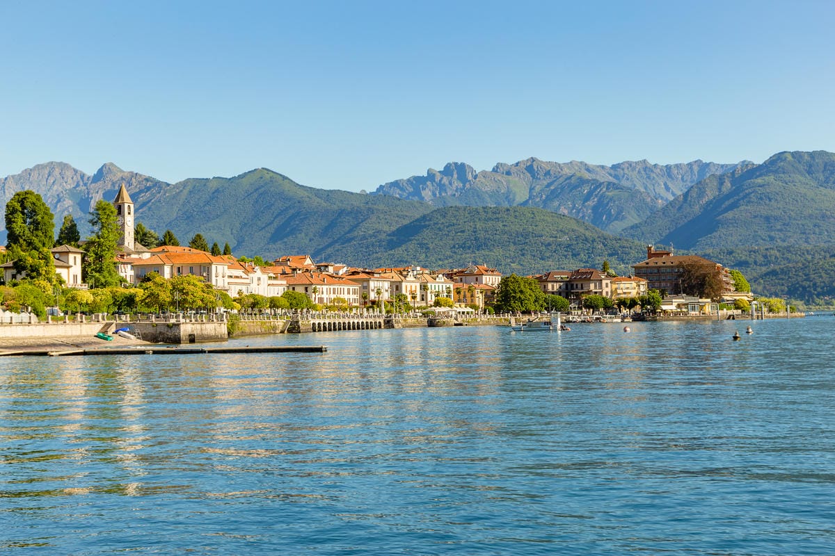 Ha il colore dei sogni e domina il Lago Maggiore: l'incredibile luogo ...