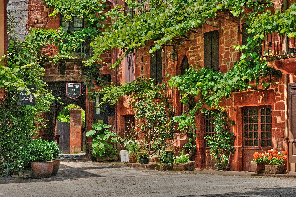 Il colore ce l'ha persino nel nome: è il borgo straordinario della ...