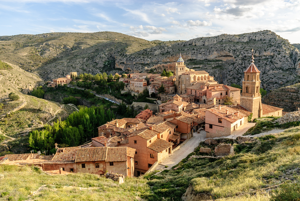 Questo borgo color cipria è un gioiello segreto così bello che sembra ...