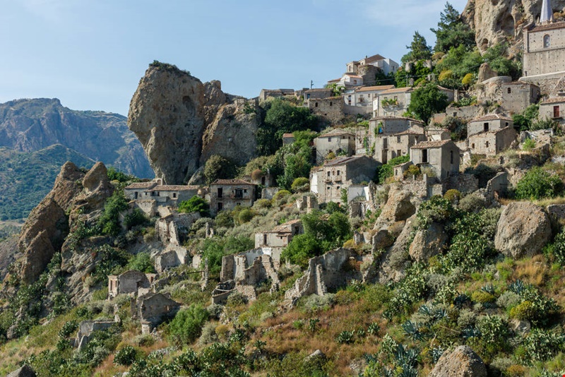 Pentedattilo, il borgo fantasma tra leggende e storie d’amori traditi