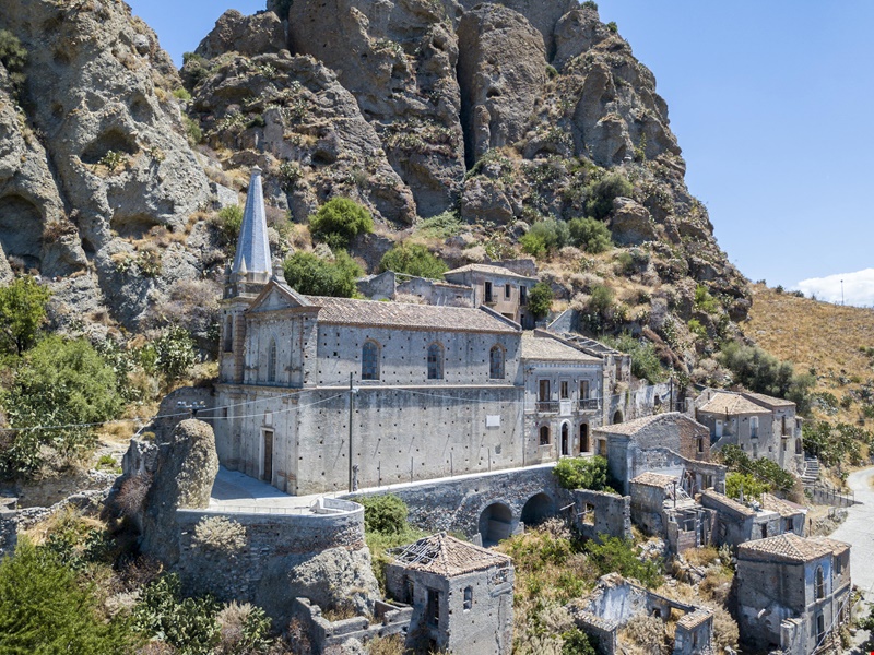 Pentedattilo, il borgo fantasma tra leggende e storie d’amori traditi