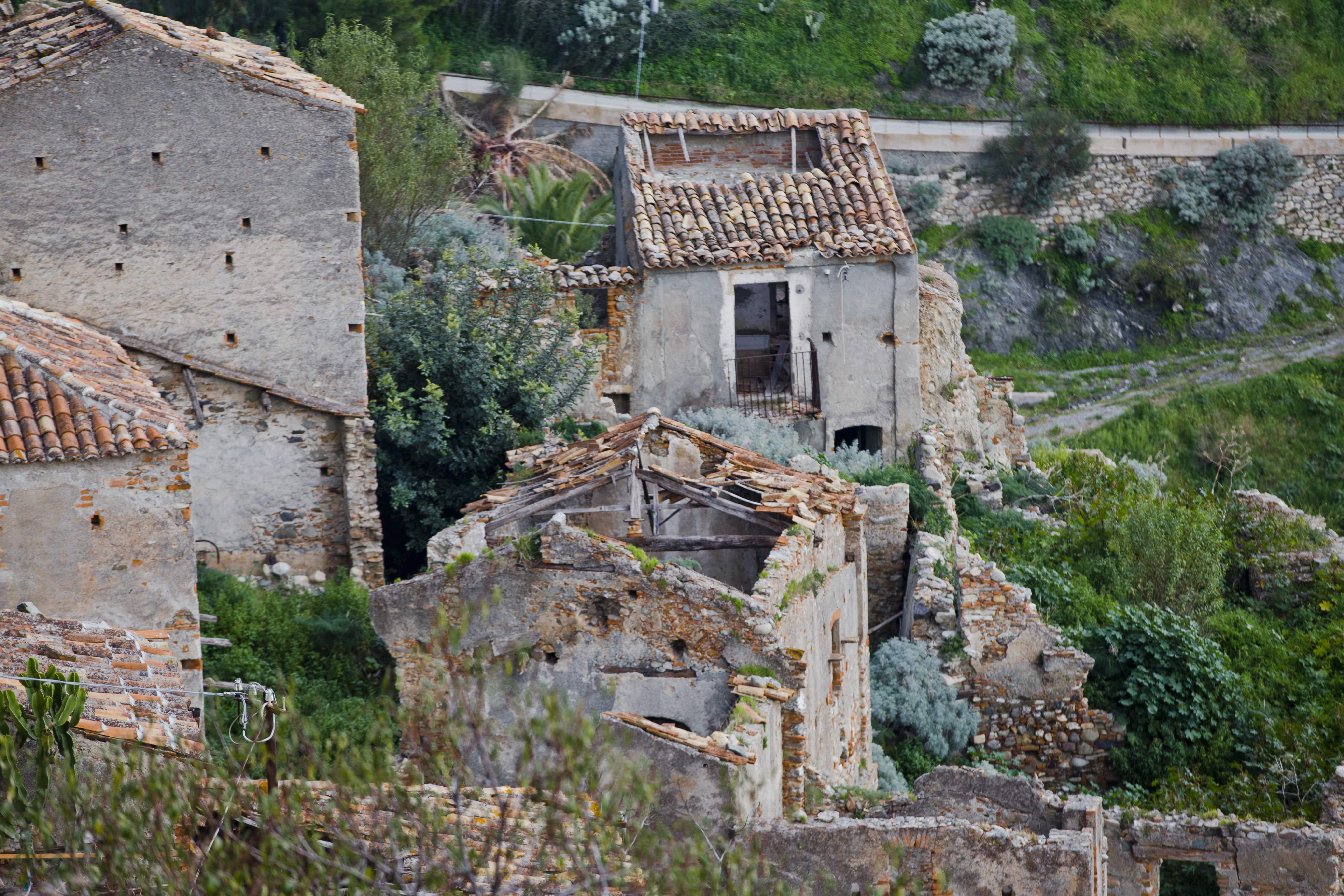 Pentedattilo, il borgo fantasma tra leggende e storie d’amori traditi