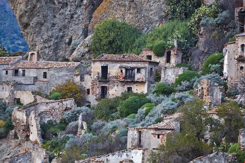 Pentedattilo, il borgo fantasma tra leggende e storie d’amori traditi